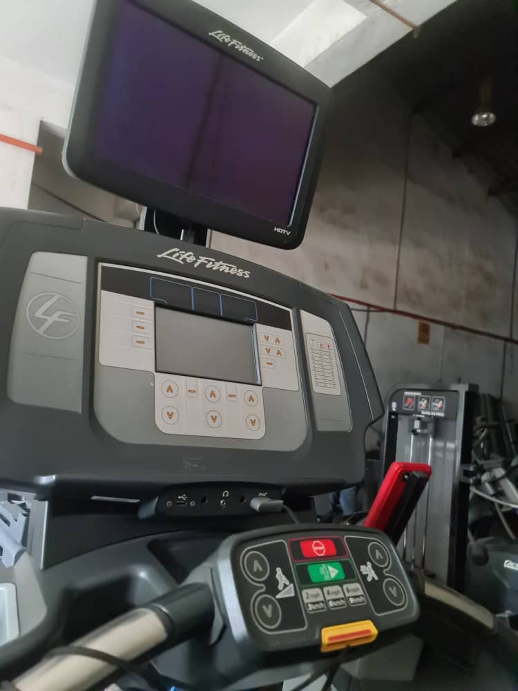 Life Fitness 95T Treadmill | Elevation series | Inspire 7" LCD Refurbi ...